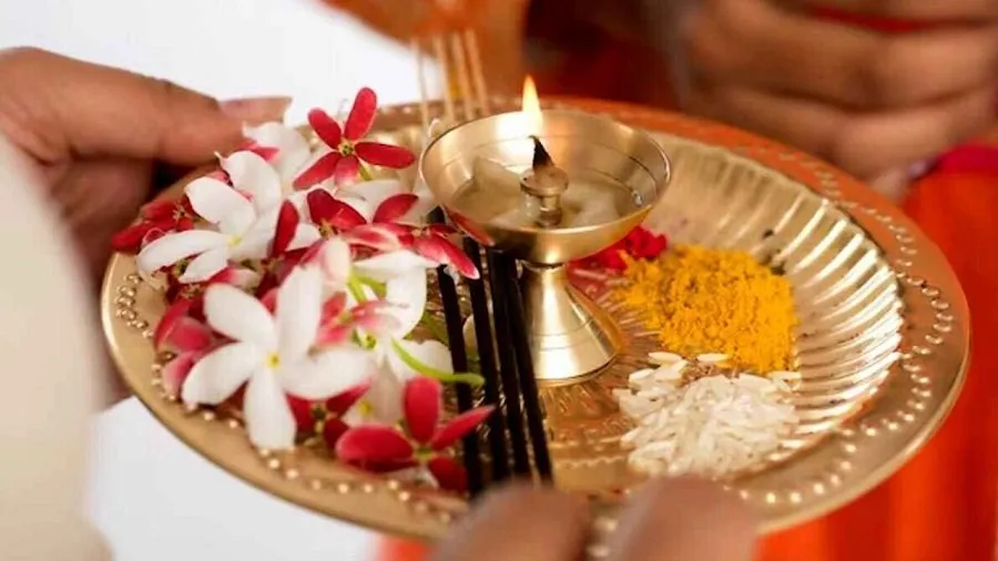 શું તમે પણ આરતી પછી કરો છો આ ભૂલ? પૂજાનું ફળ મળવાને બદલે વધી શકે છે ...